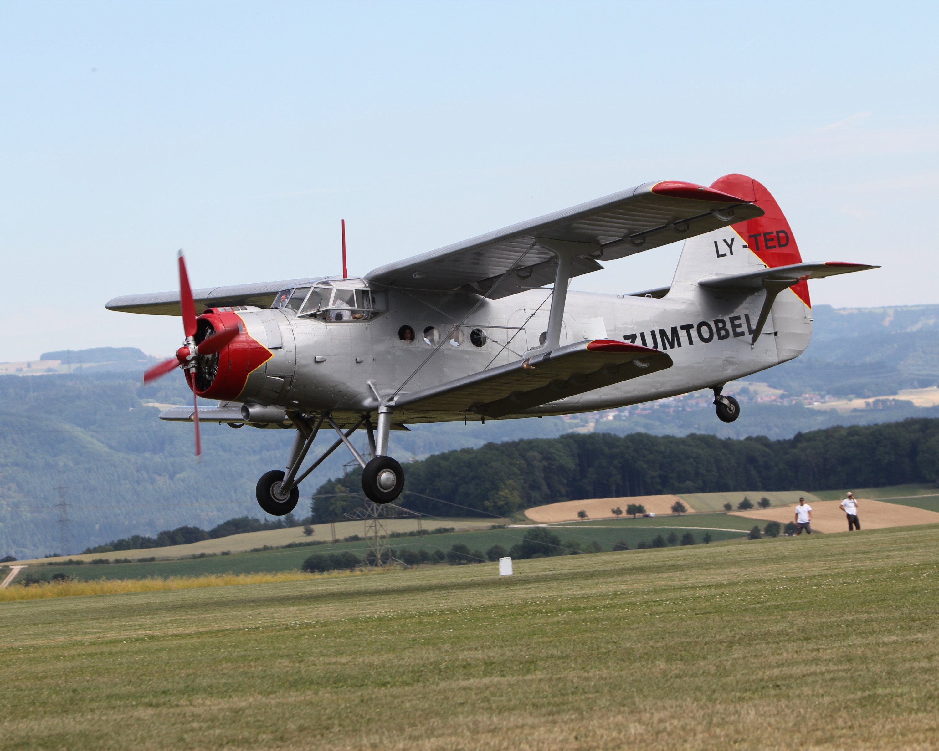 Neue Fricktaler Zeitung | Doppeldecker Antonov-AN2 startet im Sisslerfeld
