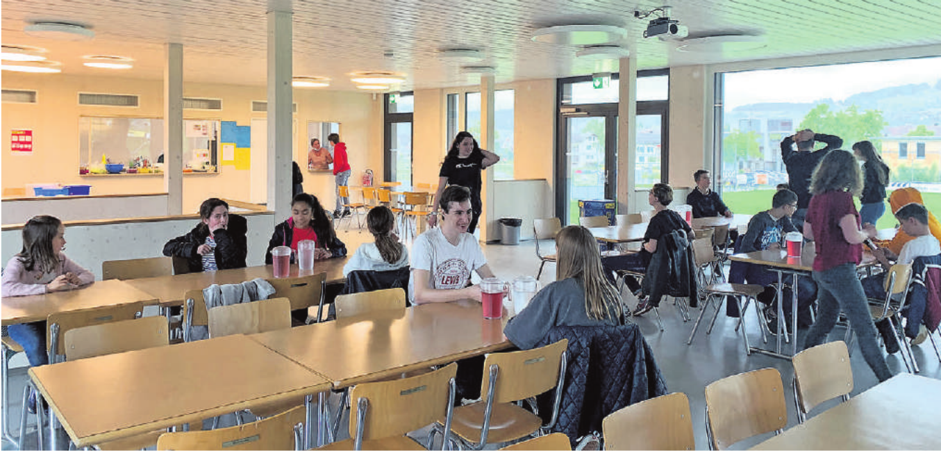 Neue Fricktaler Zeitung | Schüler vor Fussballern im neuen Clubhaus