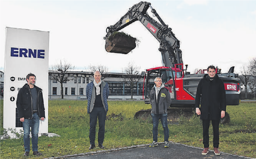 Neue Fricktaler Zeitung | Samichlaus selbst führte den Spatenstich aus