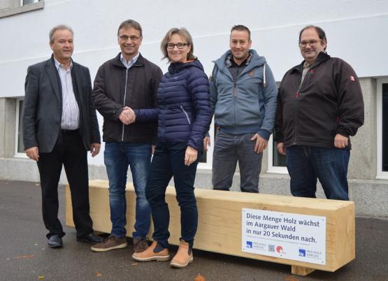 Neue Fricktaler Zeitung | Holzbank für die Schule Dorf